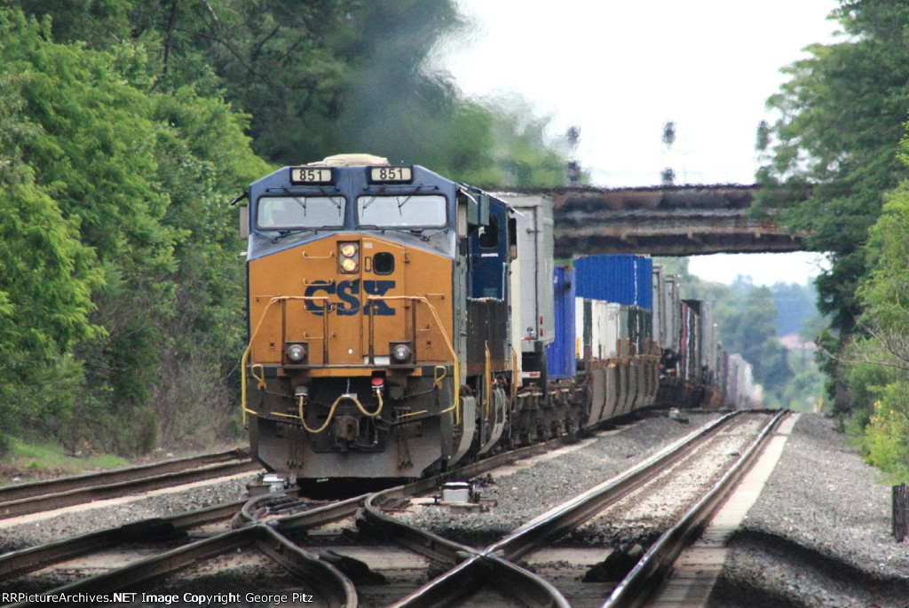 CSX 851 and train Q031